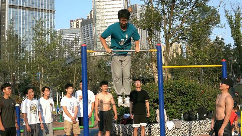 谁说大学生一个引体向上都做不了,这实力体测不拿满分?