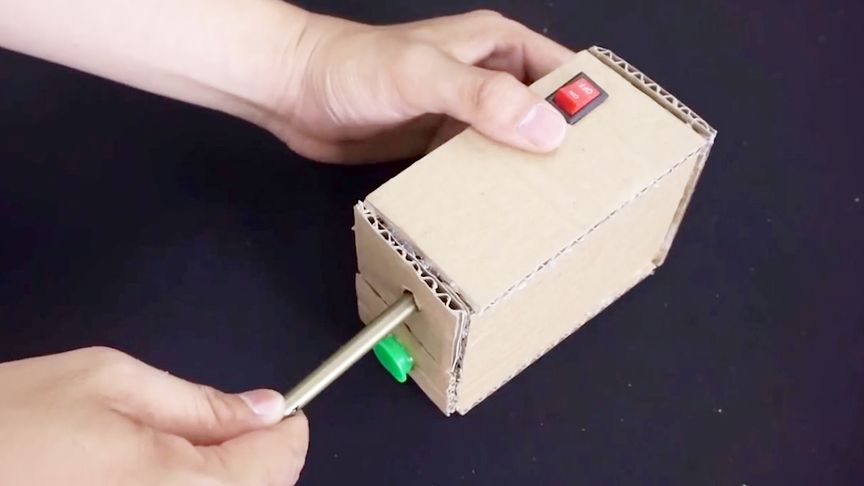 牛人用纸板DIY的电动削笔刀,用起来一点也不比买的差!