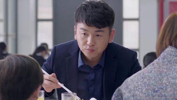 小孩上课调皮被罚站,跑去大班教室竟答对难题,爸爸:你这么厉害