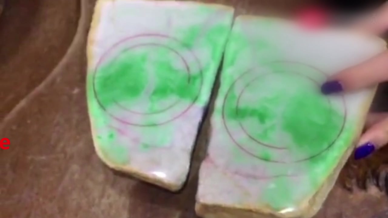 赌石现场:表面色带环绕的“翡翠原石”切开后,比预想的还要好!