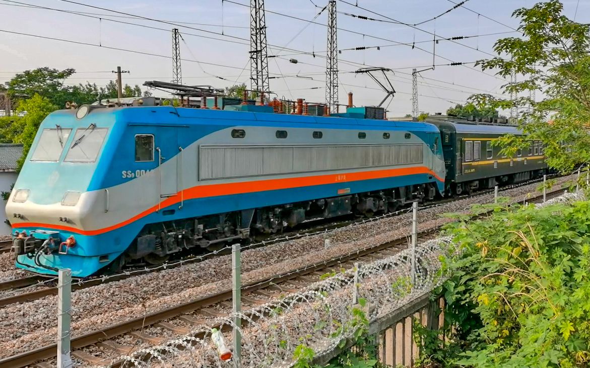 ...段SS9电力机车0042号机牵引上海——大连T132次列车通过南京东站