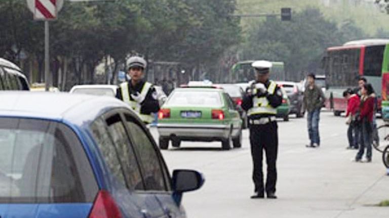 为什么绿灯变黄灯时停下来了也会被罚?很多人吃亏了,告诉你真相