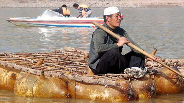 为何水上木筏工具非得用羊皮?羊皮的作用竟这么大?