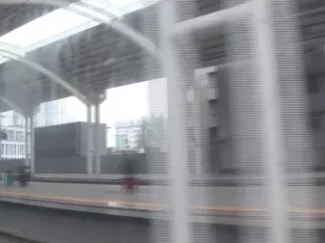 (车厢视角)Z6次列车缓速通过保定车站交会K1163次列车