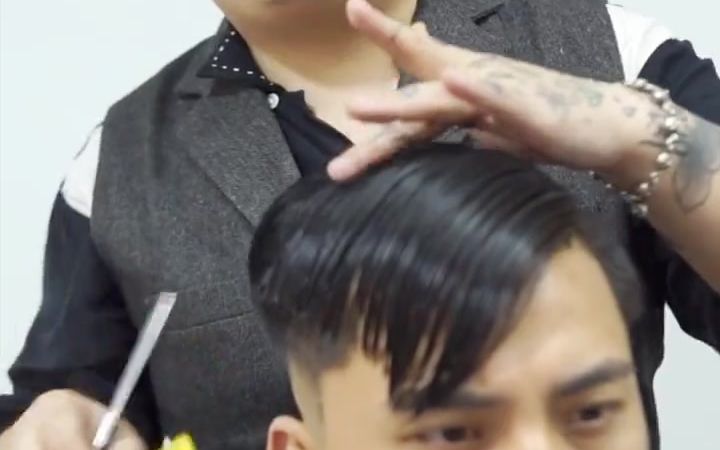 美式油头头顶C型去角与头顶修剪技巧保证顾客回家吹干成型视频很长...