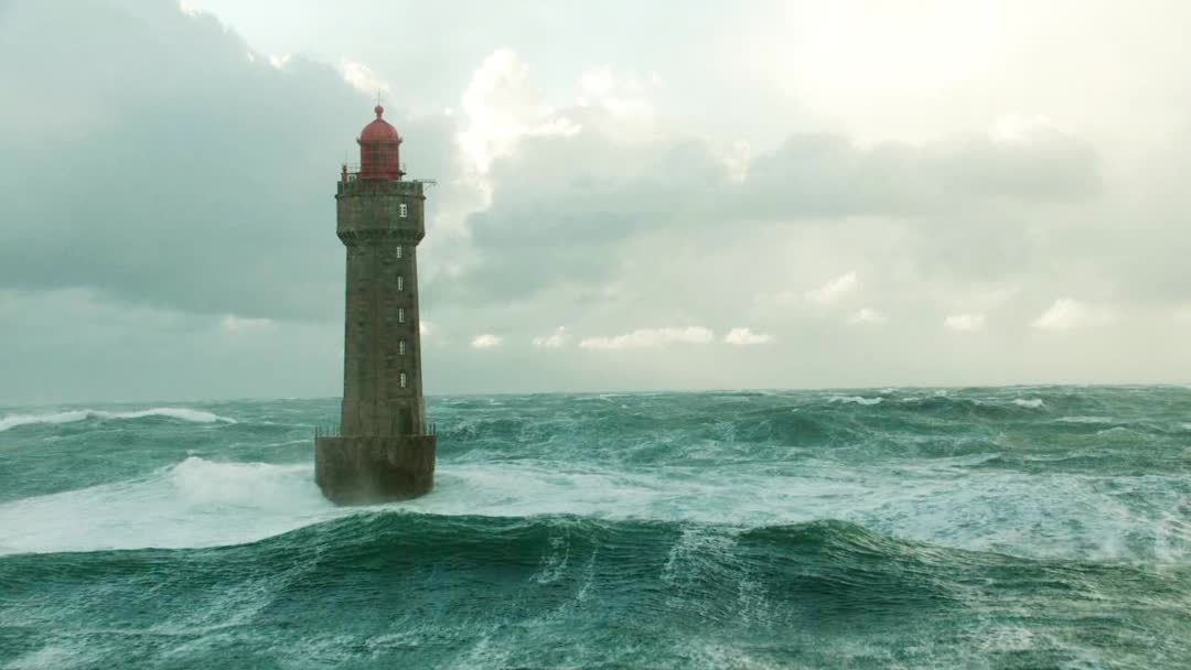 世界上最危险的灯塔,屹立在波涛汹涌的海上,守卫者是勇士!