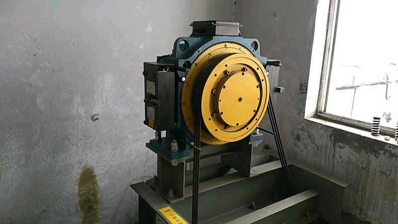 看看这台电梯,还有三根钢丝绳了!