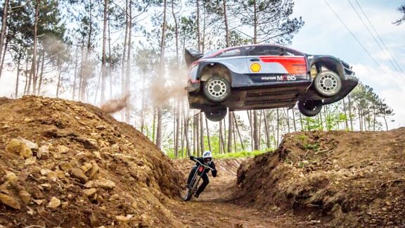 自行车和赛车竞速,双轮大战四轮,赛车赢的很吃力