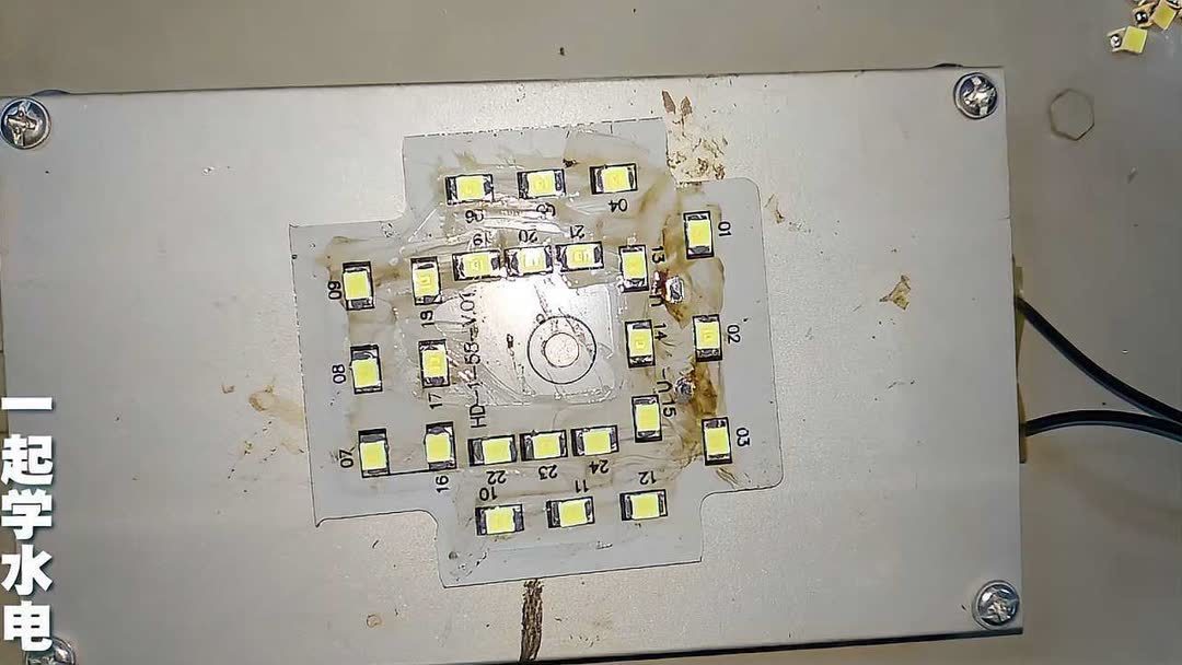 用PTC加热板和中温锡浆同时更换24颗灯珠,效果非常完美