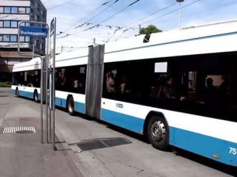 苏黎世VBZ,Hess Lightram 3双铰接无轨电车,辅助柴油机出Buchegg...