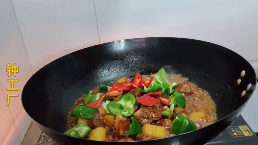 排骨炖土豆家常做法,色香味俱全,小伙一个人吃的真得劲