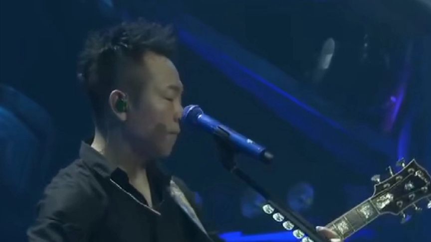 许巍《曾经的你》live 经历了人生百态冷暖,笑容依然温暖纯真