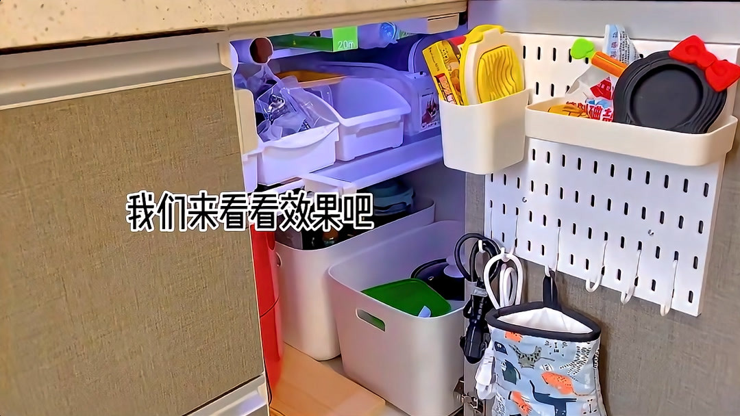 厨房的转角柜怎么收纳,利用滚轮和伸缩杆,真的是超能装