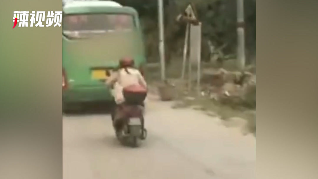 公路客车神操作!电动车借力客车上路,交警邀请司机来“喝茶”