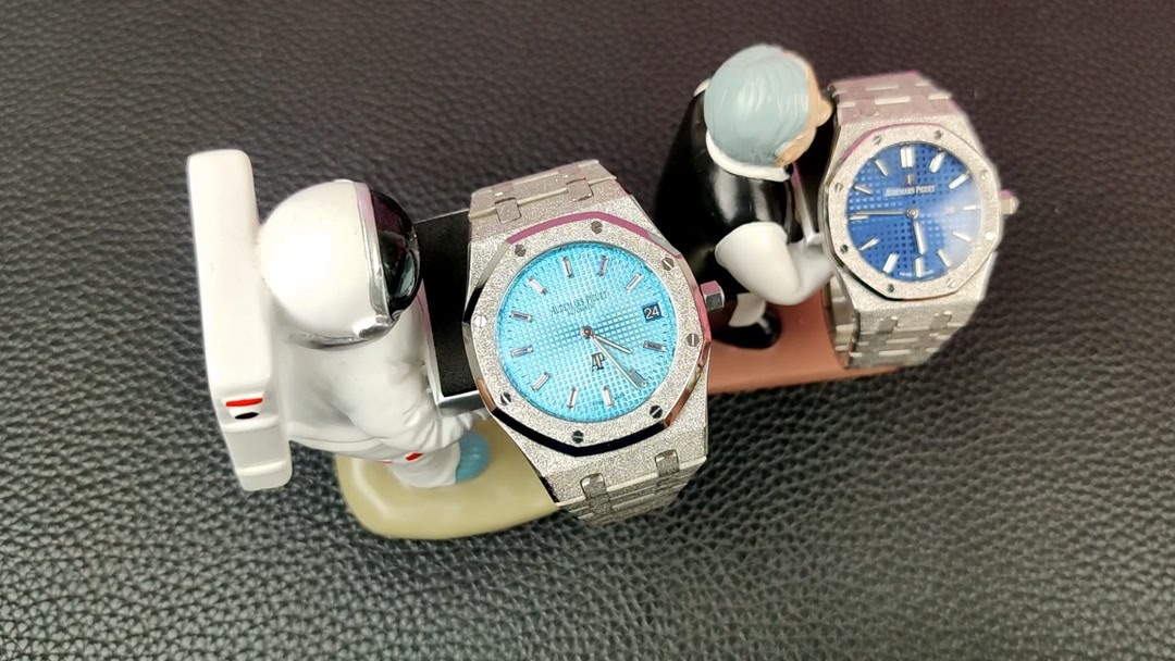 改制39男女佩戴爱彼AP皇家橡树15202冰蓝钻刻度捶打霜金钢带腕表