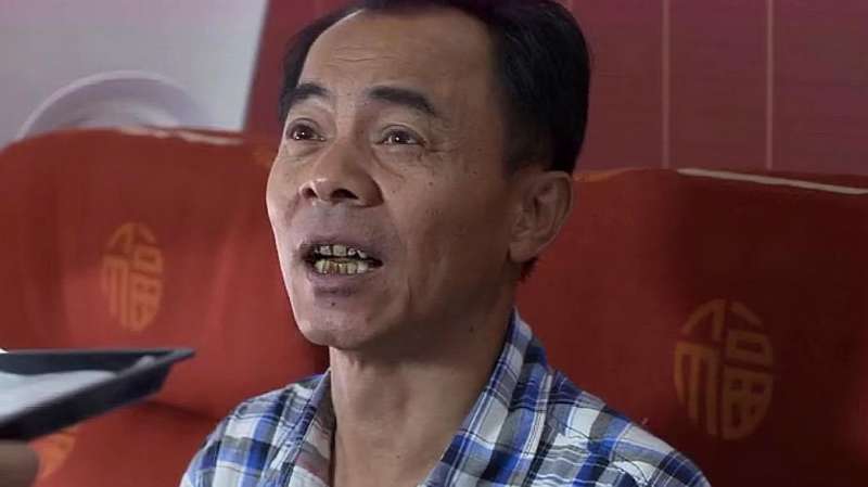 大叔在飞机上突然呕吐,空姐细心的照顾,让大叔提出要求