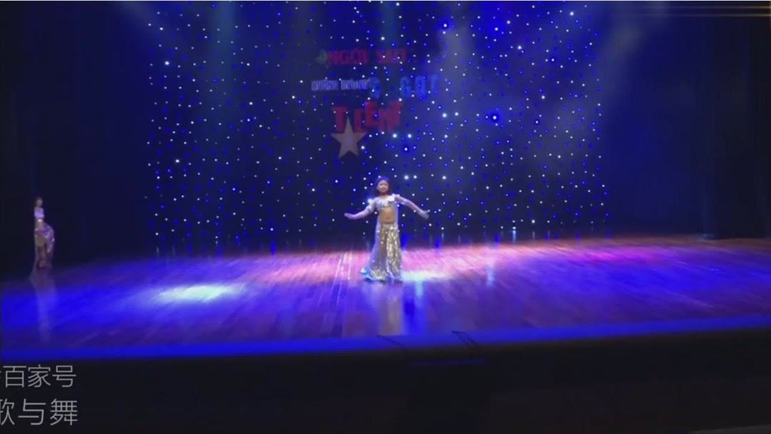 小女孩的肚皮舞表演:肚皮舞从娃娃抓起