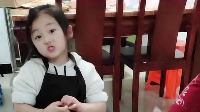 东北闺女真懂事,小棉袄天天在家灌肠,干活还不忘想念哥哥!