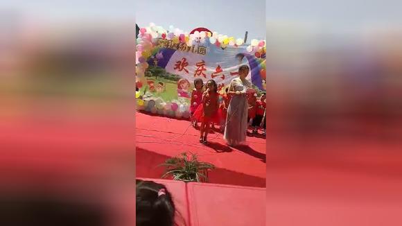 四岁娃娃又能主持又会跳舞,一人撑起整个舞台