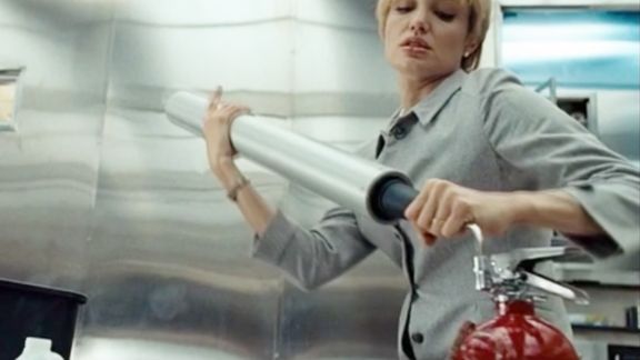 突然被关怎么办,特工绍特教你如何正确的使用灭火器逃生