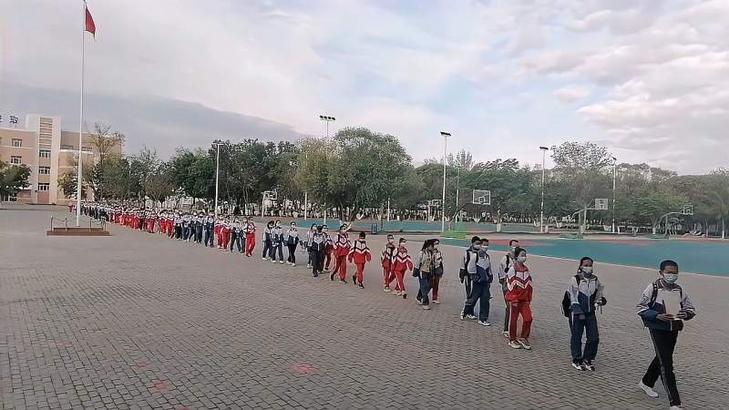 走进校园的中学生