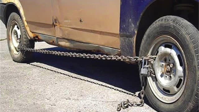 铁链锁住汽车开动会怎样?老外作死尝试,结果太震撼了!
