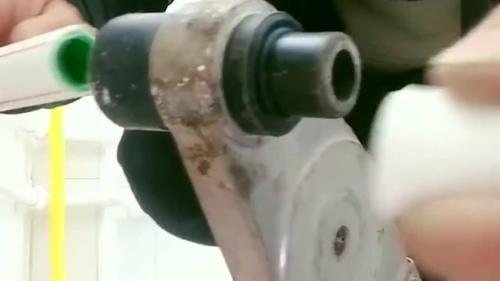 热熔水管就是要快准狠,在水管没冷却之前接上,这才是最好的热熔效果