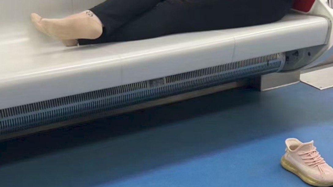 地铁客服回应大妈脱鞋占坐鞋子被乘客踢出去:发现会制止,会加强管理