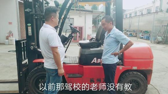 开叉车是否戴安全带存在很大争议,老司机留下的评论大多是错的