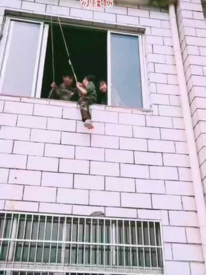 记录一下小叶这次的社会实践,为她的勇气点赞,这家伙畏高,上面看下来还