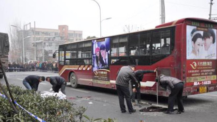 小女孩被公交车撞飞,回看驾驶室画面后,家属彻底怒了!