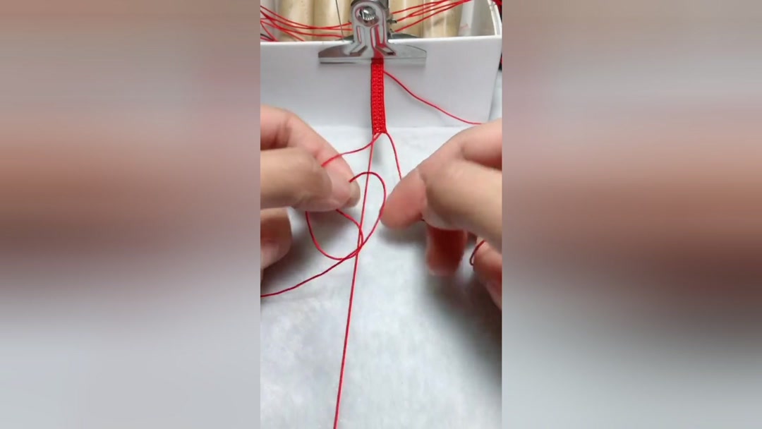 美女必学包硬币红绳手链编法教程,