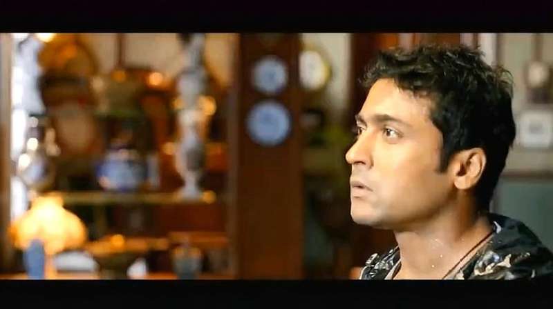 小伙半夜跟踪到豪宅,发现跟自己长的一模一样的人,却不知是骗局