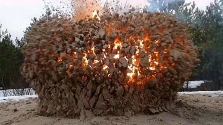 老外把一个巨型"鞭炮"埋土里,点燃的一瞬间,震撼开始了!