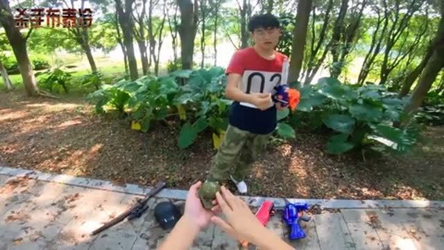 真人搞笑CS:黑心武器商一把枪卖5块钱,布泰冷只能用手雷换装备