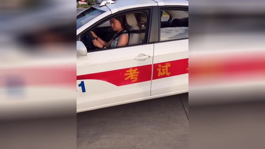女学员科二倒车入库(左)模拟,做到她这样完美,考试基本不挂科