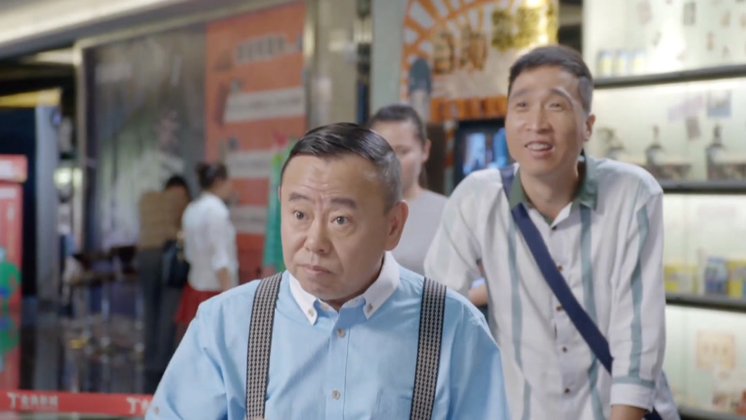 总裁坐着轮椅去看电影,一听说残疾人打折,立马从轮椅上站起来了