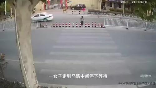 出租车还不如私家车遵守交规呢,不礼让行人,把小姑娘都撞飞了