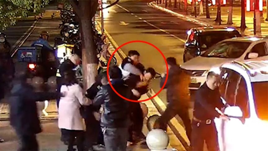父子俩殴打警察还大喊“警察打人” 警方:涉嫌袭警罪被刑拘