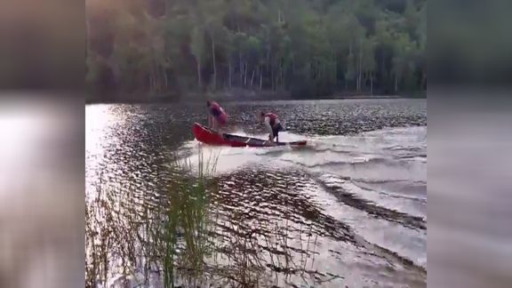 搞笑集锦 告诉你什么是真正的划船不用桨 全靠浪