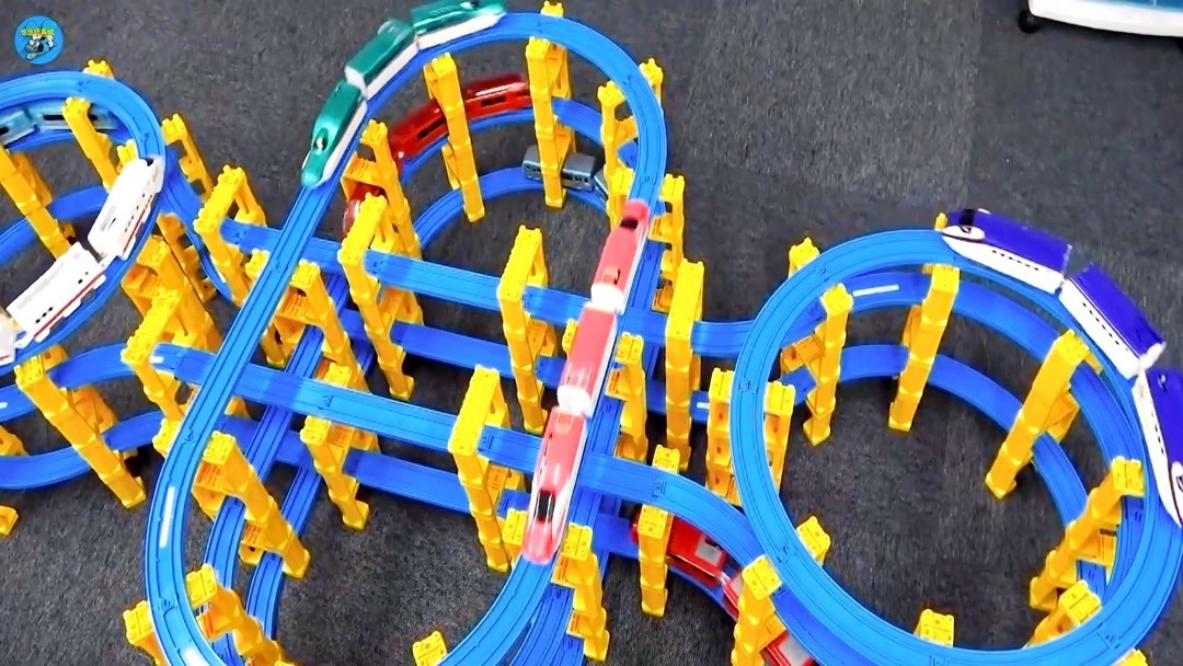 组装高层火车轨道小汽车跑道,好多辆电动火车,儿童玩具亲子互动