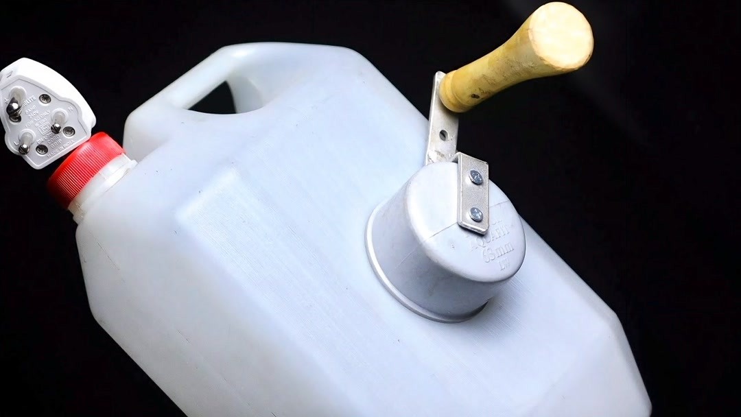 小伙子用PVC管和塑料罐,发明了全自动卷线器,前途无可限量