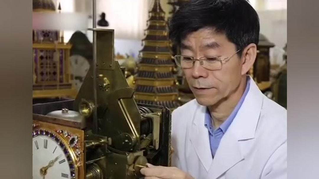 被称为“故宫男神”的钟表匠人,时光修复师王津