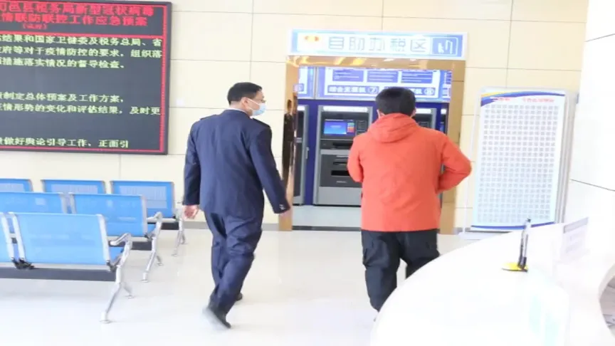 在手机上申请代开发票,然后去自助办税机取票,请看教程二:取票