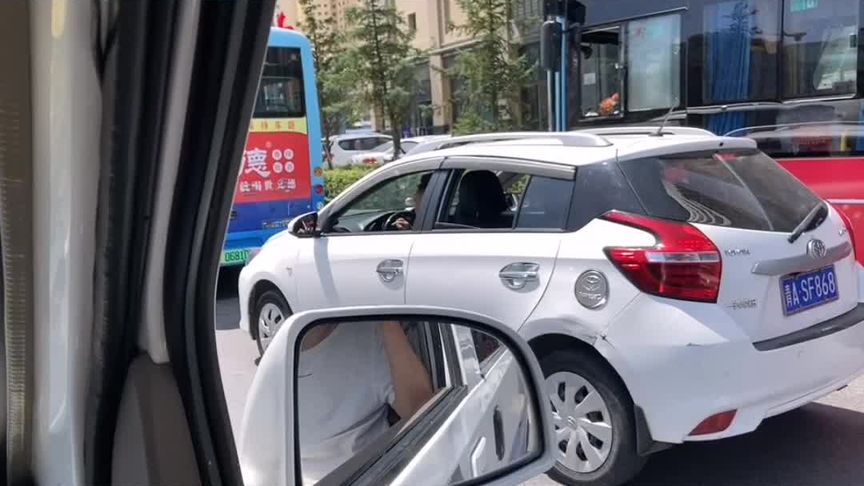 西宁城管巡查中发现一起车窗抛物,给予行政处罚!#文明出行