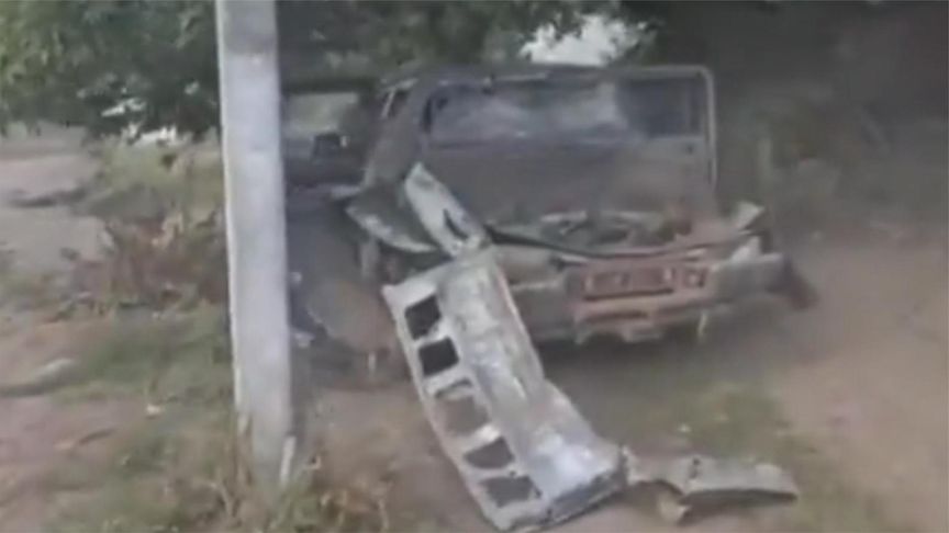 乌军皮卡车遭遇无人机袭击,好在车厢没有人,但后车身已经报废