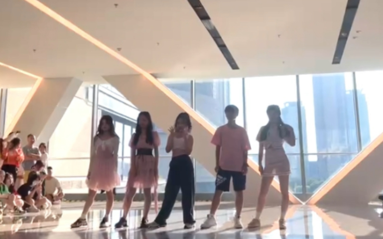 【随机舞蹈】全网首发itzy新歌运动鞋翻跳路演 平均年龄15岁首翻