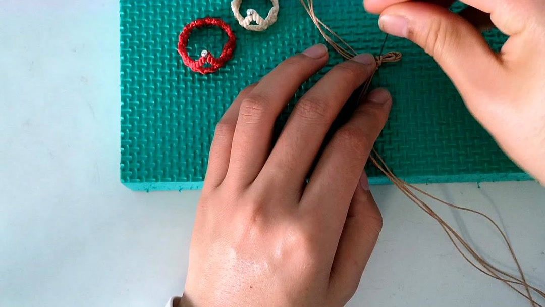 朋友用几根线编了一个戒指送女友,女友非常开心,主要是戒指美!