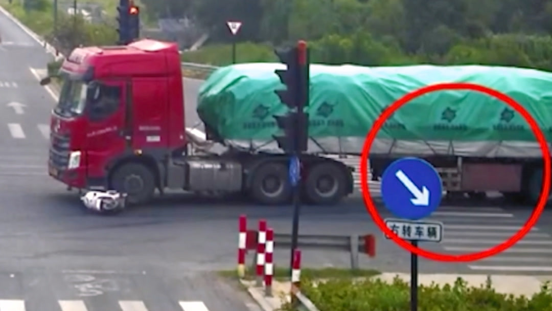 惊险!一女子被卷入大货车底,下一秒爬了出来