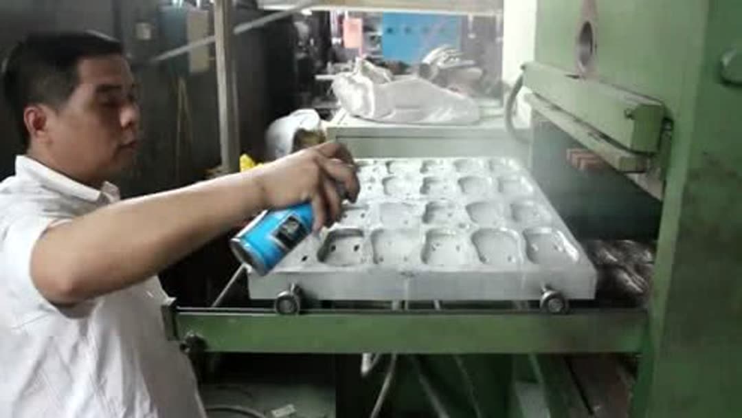 休闲鞋生产流水线实拍,看这鞋底的制作过程